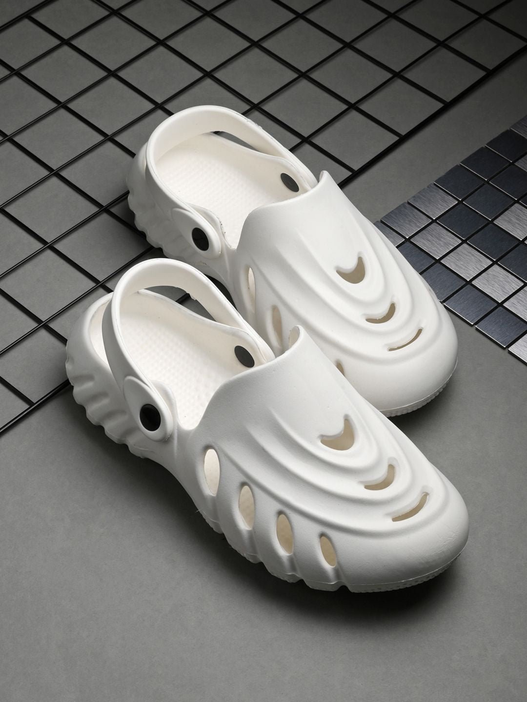 Buy HRX by Hrithik Roshan Men White Self Design Croslite Clogs Online ...