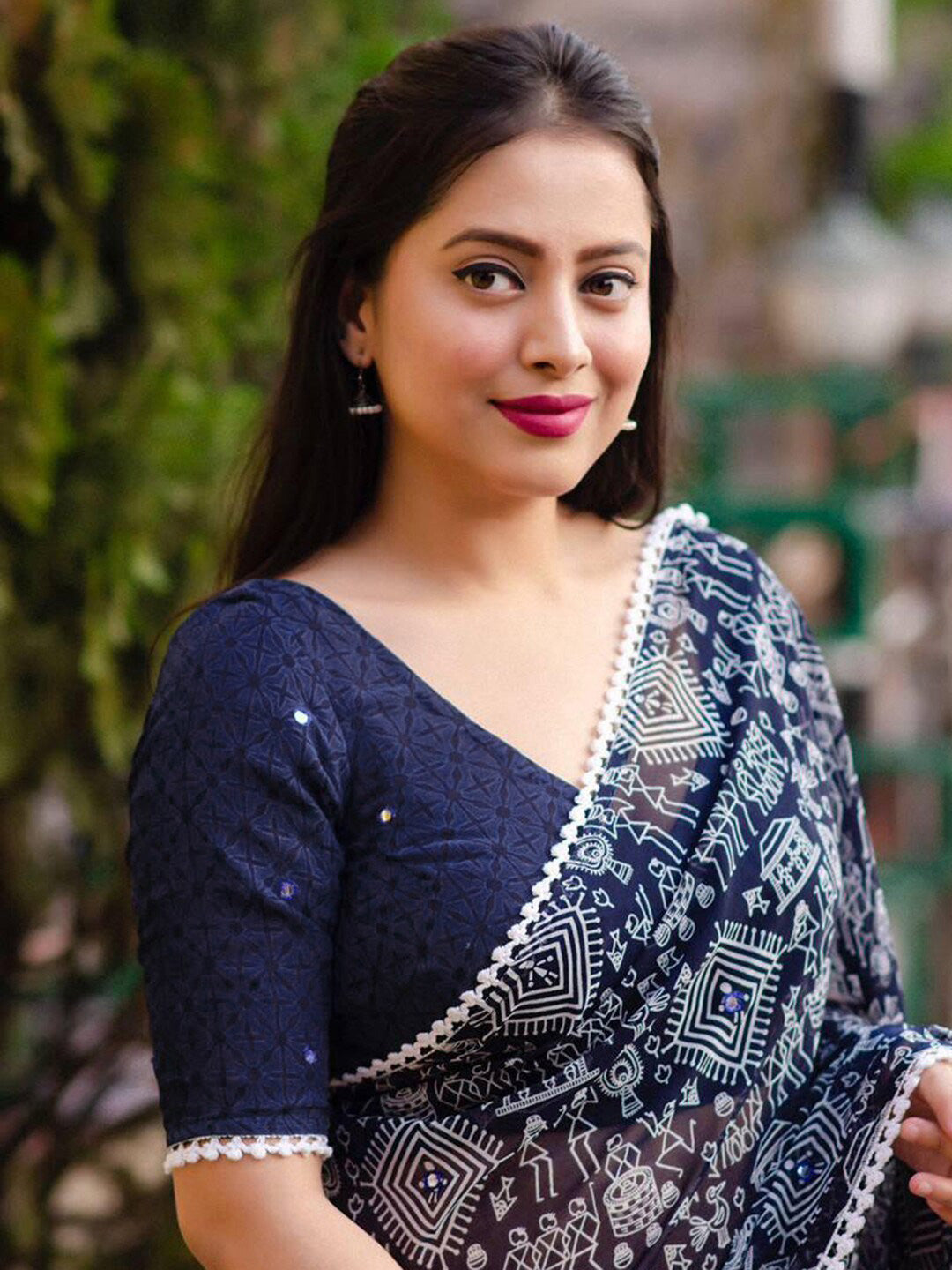 Buy Mitera Navy Blue & White Warli Printed Mirror Work Saree Online At ...